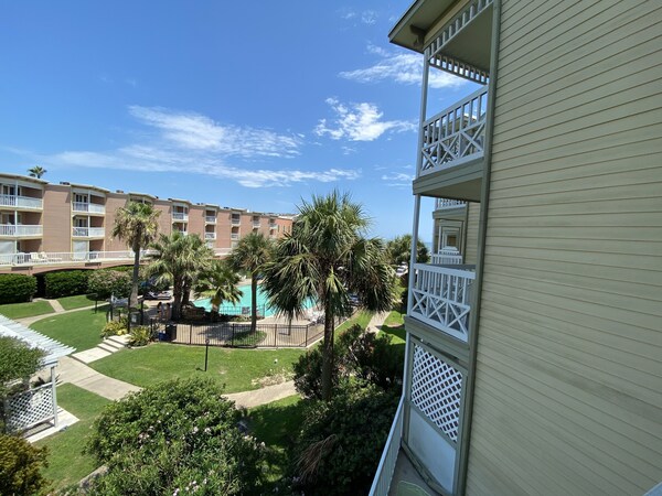 Amazing Views Victorian 1 Bedroom 1 Bath Condo With Pool And Ocean View - Galveston, TX