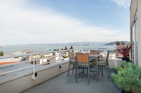 Waterfront Penthouse. Spectacular Views, Decks,  Privacy, Quiet, Parking, Gym. - Tiburon, CA