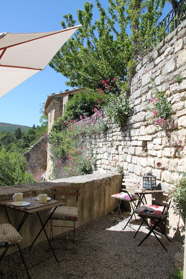 Schönes Und Authentisches Dorfhaus Mit Aussicht In Herrlicher Lage - Luberon