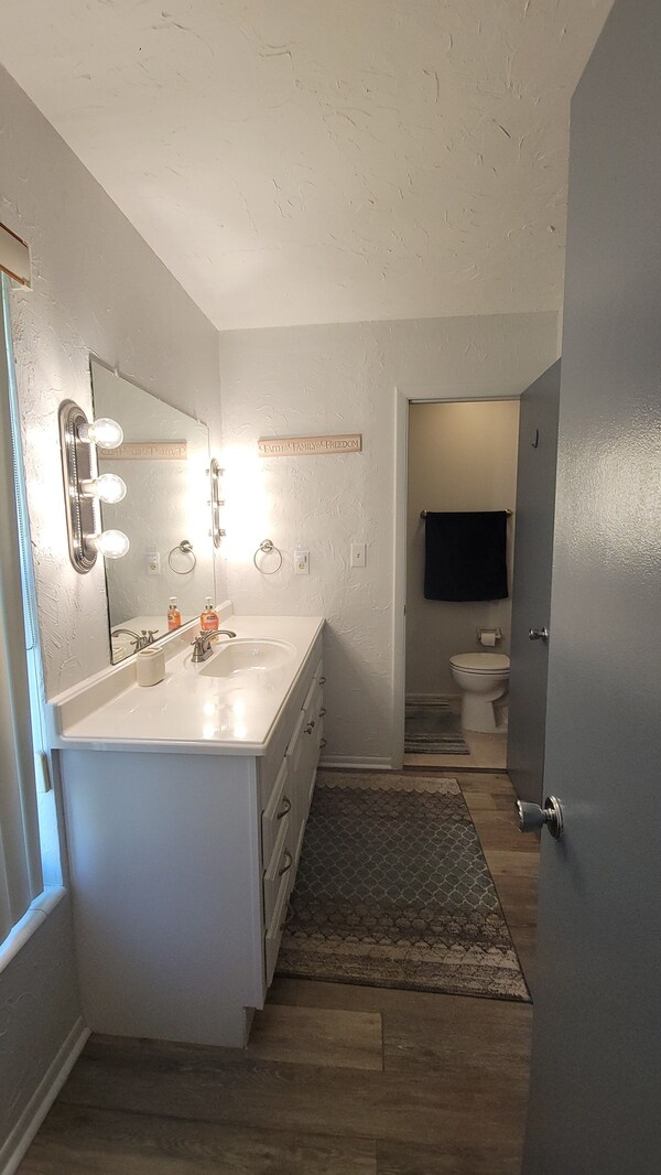 3 Bed, 2 Bath Home For Your Get A Way! Great For Couples, Family Or Business! - Fort Myers, FL