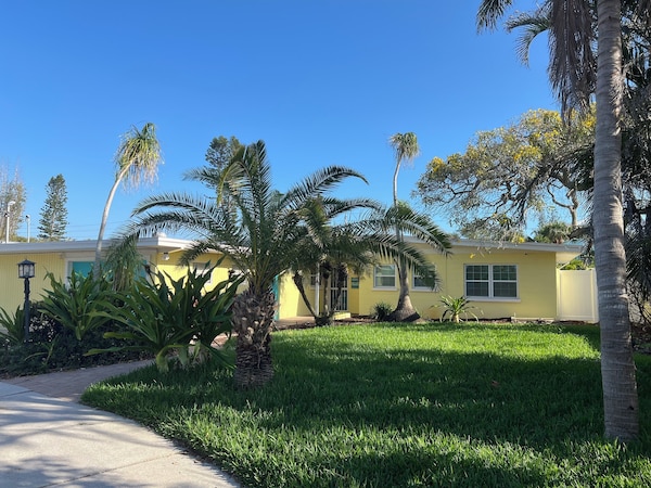 Newly Renovated: A Gem- Beach Cottage 4 Br,heated Pool On Canal Walk To Village - Siesta Key, FL