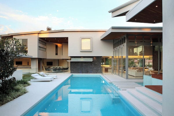 Water Front Luxury Racquet Retreat Private Resort - Noosaville