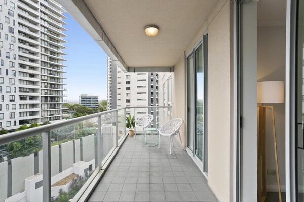 Chatswood- Help1 Help Street - Stylish 1br With Balcony Pool Views Near Chatswood Station - North Sydney