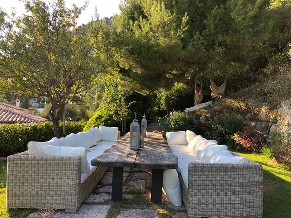 Incroyable Villa à La Frontière De Monaco. 4 Chambres Doubles, Piscine, Jardins, Vue Sur La Mer - Beausoleil