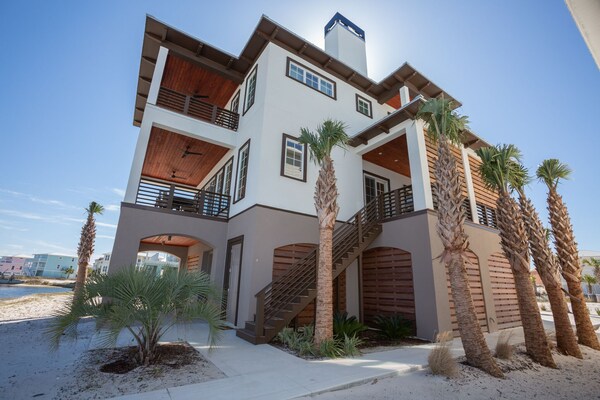 Stay More, Save More! Luxury 4 /4.5 Water Front Home - Simply Gorgeous!! - Navarre, FL