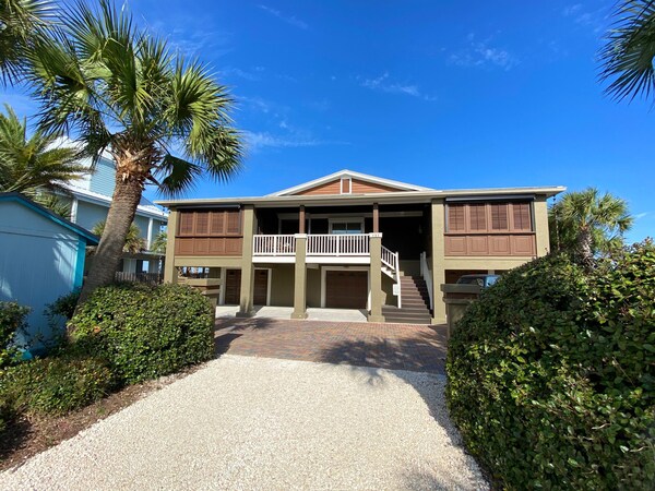 Two Kitchens, 2 Living Areas, 5 Beds, 4 Baths & Game Room! Soundfront Pool - Gulf Breeze, FL