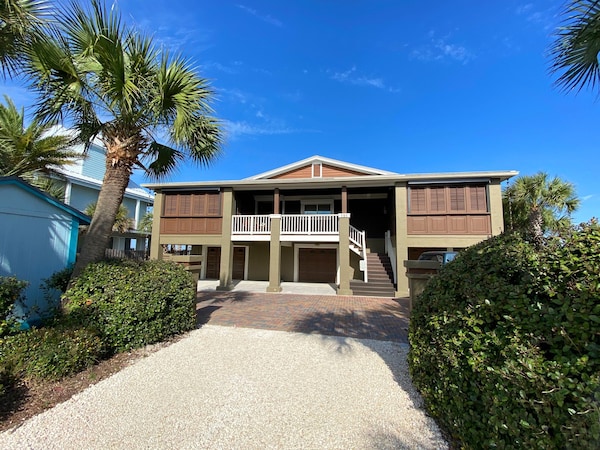 Two Kitchens, 2 Living Areas, 5 Beds, 4 Baths & Game Room! Soundfront Pool - Pensacola Beach, FL