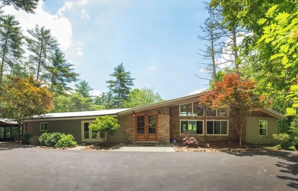 Mid-century Mountain Retreat With Amenities. Clean, Spacious, Large Deck & Views - Sapphire, NC