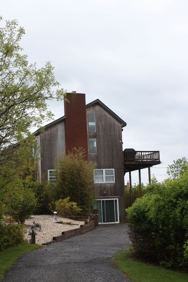 Montauk Panoramic-  Luxury Home With Heated Pool -Game Room- Large Deck - Montauk, NY