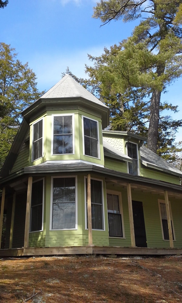 Rustic Victorian Lakefront Cottage - Maine