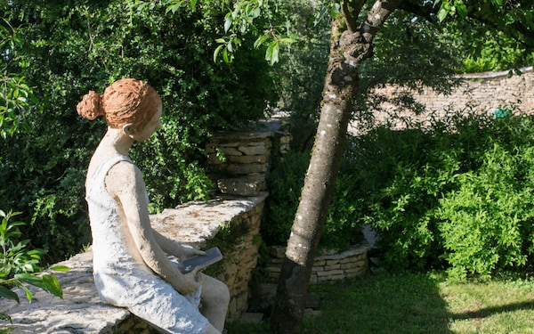 La Terre D'or Is Ideally Located On The Hills Of Beaune, In The Heart Of Burgund - 본느
