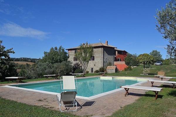Villa Ascanio: Een Prachtige Vier Verdiepingen Tellende Stenen Villa. - Montefiascone