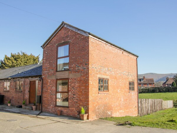 Old Hall Barn 2, Pet Friendly, With Hot Tub In Church Stretton - Shropshire