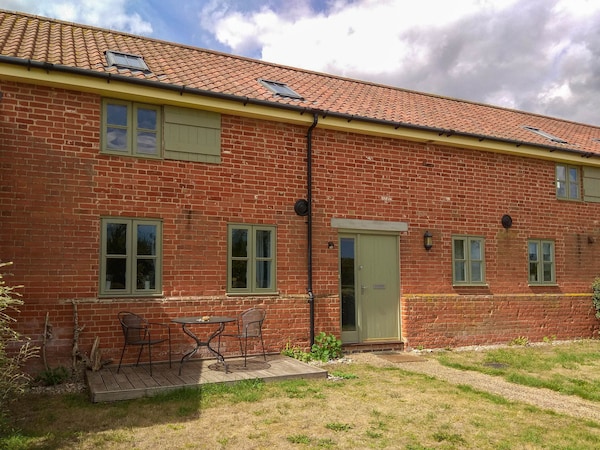6 Hazelwood - Sleeps 6 Guests In 3 Bedrooms - Aldeburgh