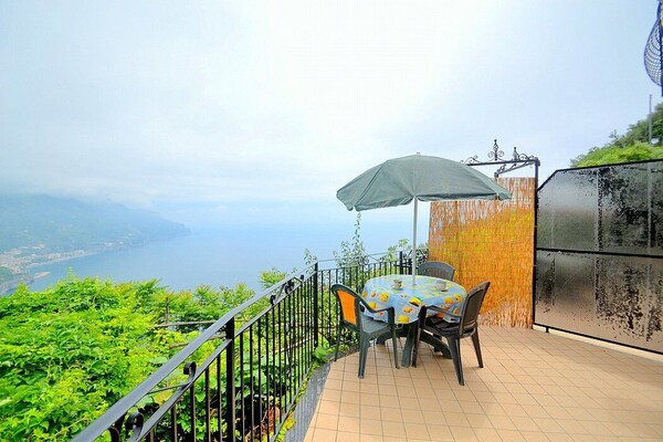 Villa Antea: Un Apartamento Característico Y Acogedor Construido En El Terreno Inclinado Frente Al Mar. - Ravello