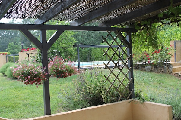 Profitez De Vos Vacances Dans Un Gîte De Charme Avec Une Grande Piscine Dans Le Sud-ouest De La France - Lot