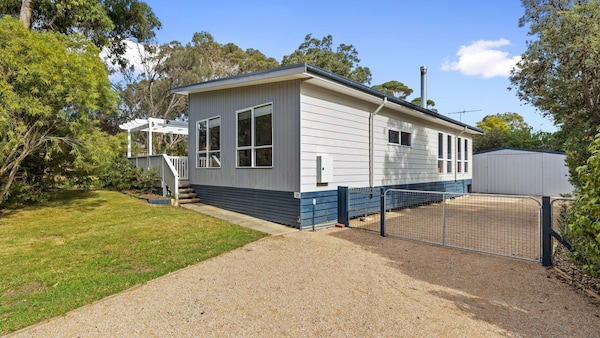 Cowes Beach And Boat House - Shire of Mornington Peninsula