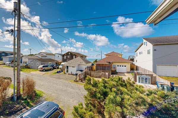 Dog-friendly Home Near The Ocean W/ Gas Fireplace & Partial Water Views - Newport, OR