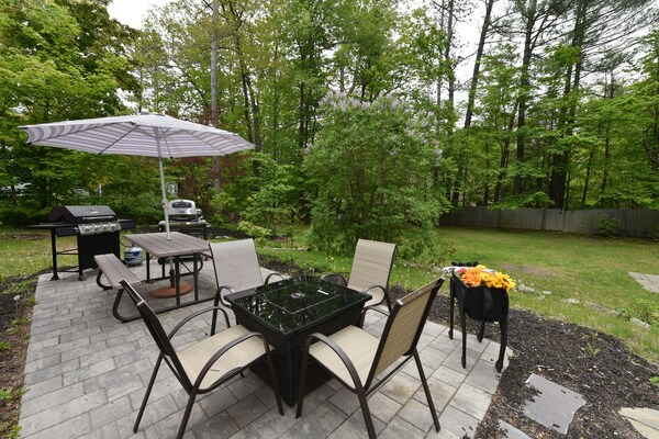 "The Villager" In Downtown N. Conway W/ Firepit & Outdoor Pizza Oven & Yard - North Conway, NH