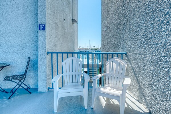 ¡Condominio Estilo Actualizado Con Encanto En La Playa De Madeira Beach! - Madeira Beach, FL