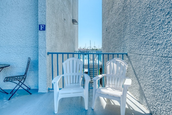¡Condominio Estilo Actualizado Con Encanto En La Playa De Madeira Beach! - Madeira Beach, FL