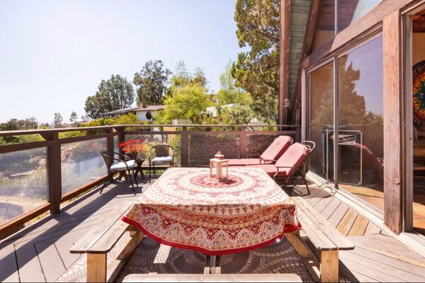 The Closest Home To The Hollywood Sign / Hsr25-001176 - West Hollywood, CA