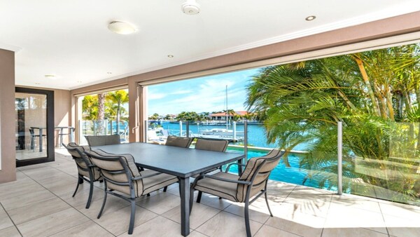 Spacious Canal Home With Pool - Bribie Island