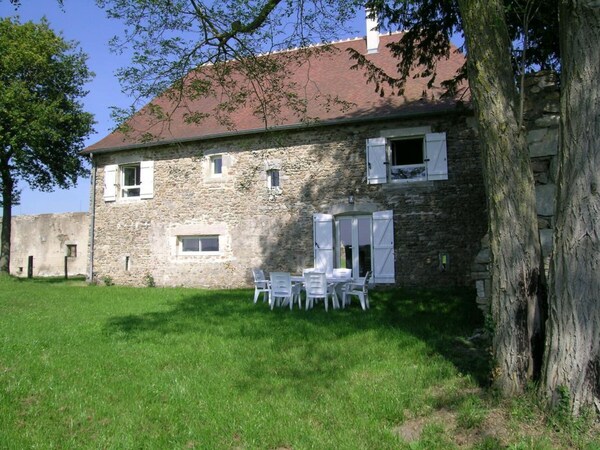 Gîte Spacieux Avec Jardin, Terrasse, Bbq Et Cheminée - Auvergne