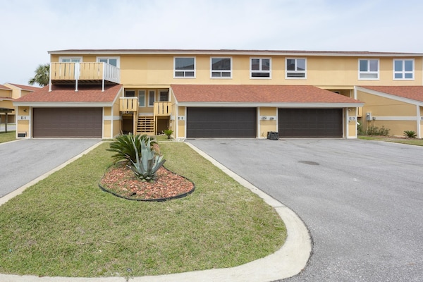 Just Steps To The Gulf And The Complex Pool Is Just Out The Back Door! - Pensacola Beach