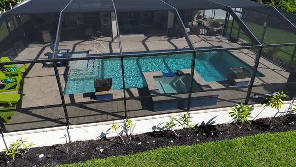 Ft Myers-lehigh Acres -Free Standing Hot Tub, Spa, Heated Salt Water Pool. - Lehigh Acres, FL