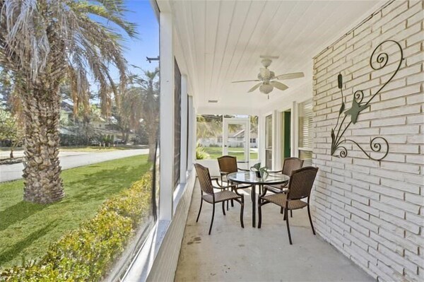 Swan Cottage - Cozy Cottage Just Steps Away From The Beach - Brunswick, GA
