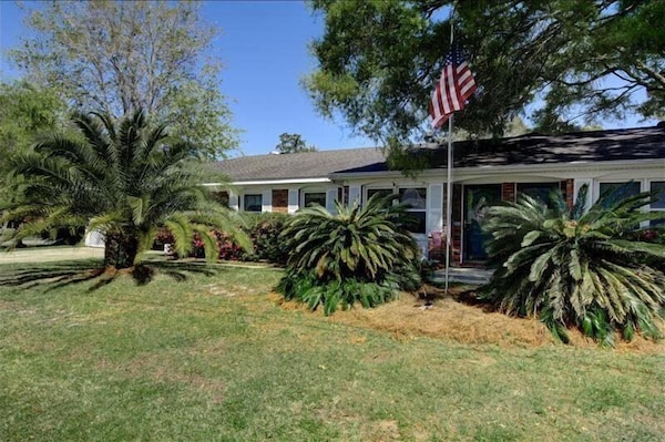 Wind Chimes Cottage - Spacious Duplex Is Easy Walk To The Beach - Jekyll Island, GA