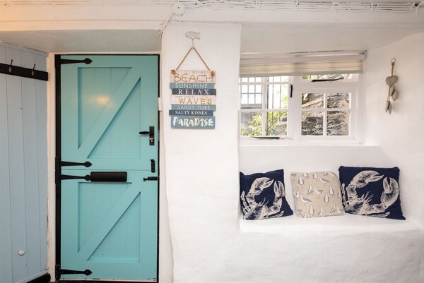 Stylish Town Centre Pet Friendly Property With Free Reserved Parking Space Nearby - Looe