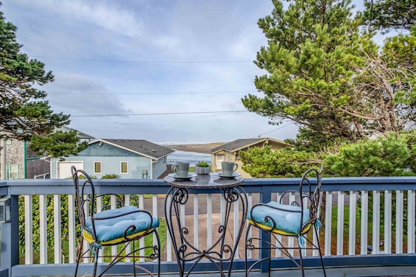 Ocean Views, Two Living Rooms, Dog Friendly - Waldport, OR