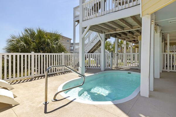 Oceanfront, Private Pool,hot Tub,elevator Located In The Dolphin Ridge Community - Emerald Isle, NC
