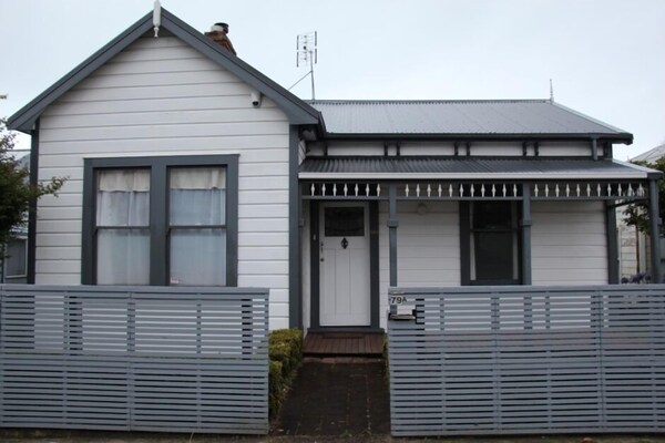 New Plymouth Central Et Charmant - Inglewood