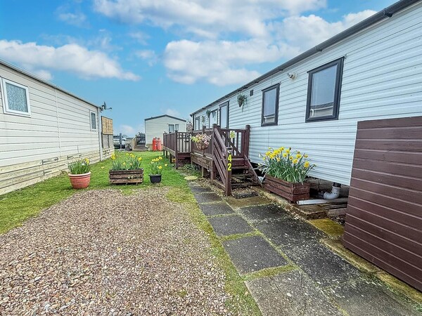 Beautiful Caravan For Hire With A Partial Sea View In Suffolk Ref 32042az - Lowestoft