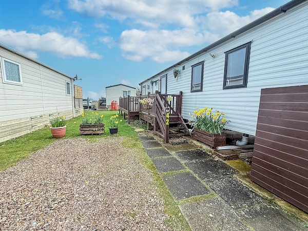 Beautiful Caravan For Hire With A Partial Sea View In Suffolk Ref 32042az - Lowestoft