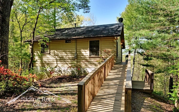 Secluded, Rustic, Hot Tub, King Bed, Fenced Yard-pet Friendly - Ellijay, GA