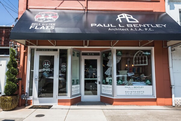 Historic Downtown Luxurious Apartment Only Steps Away From Local Restaurants - Roseburg, OR