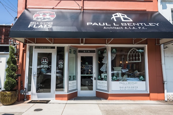 Historic Downtown Luxurious Apartment Only Steps Away From Local Restaurants - Roseburg, OR