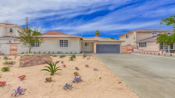 Funtierland + Carnelian +Wifi + Pool + Pet Friendly - Tustin, CA
