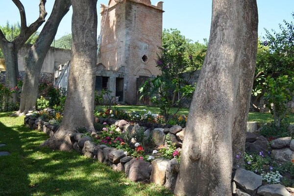 Galeanas (African Tulip Trees).  True Hacienda-style Elegant Living In Ajijic. - Ajijic