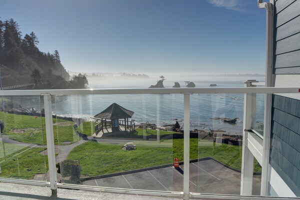 Experience This Top Floor Condo Located Right On Siletz Bay In Lincoln City! - Lincoln City, OR