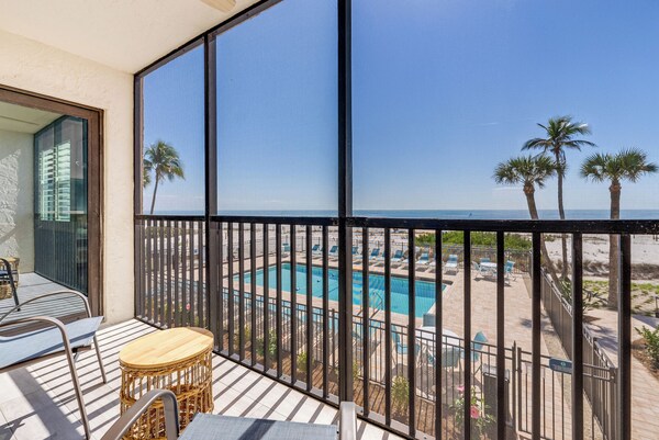 Corner Two-bedroom Unit Takes In Spectacular Views Over Looking Pool/beach. - Sanibel, FL