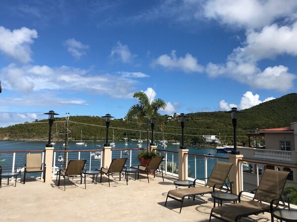 Grande Bay~renovated~parking Spot~walk To Restaurants And Beaches - Cruz Bay