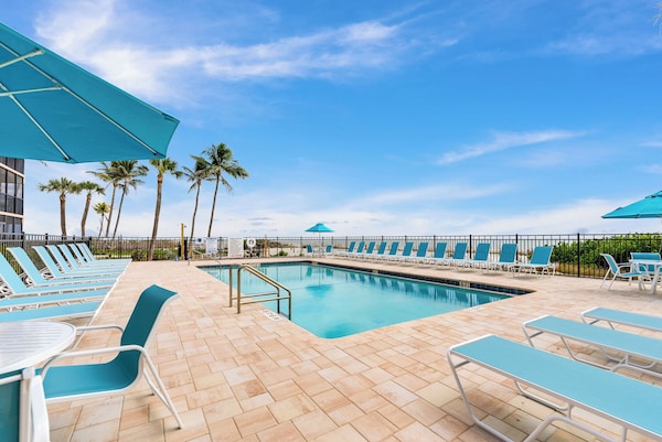 One-bedroom, Top Floor Unit, Nice Walk-in Shower.  Lanai W/spectacular Views. - Sanibel Island, FL
