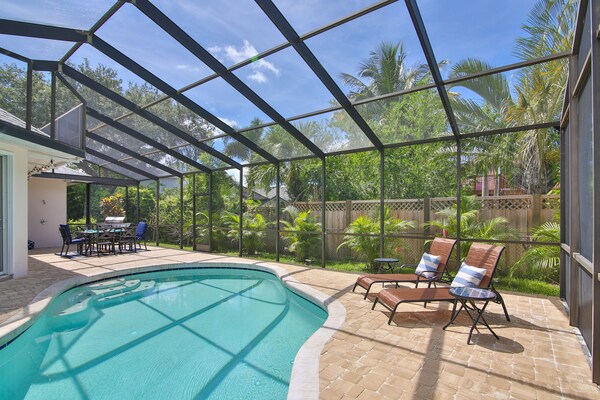 Spacious Home In A Quiet Neighborhood & Close To Ami Beaches - Bradenton, FL
