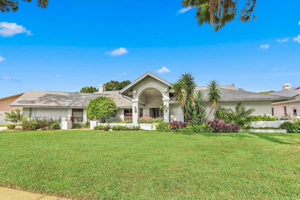 East Lake Gem On The Green 3 Bed 2 Bath Pool Home Perfect For Families - Odessa, FL
