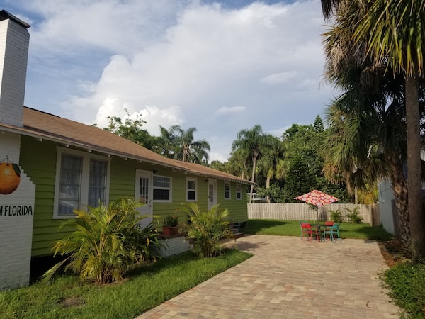 Downtown Dunedin Keylime Cottages 4, Right In Downtown Dunedin - Dunedin, FL